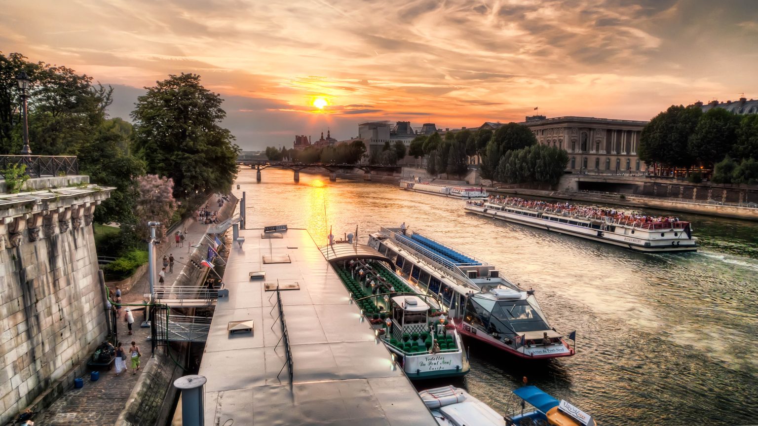 St Petersburg Bans Small Boats On Neva River At Night